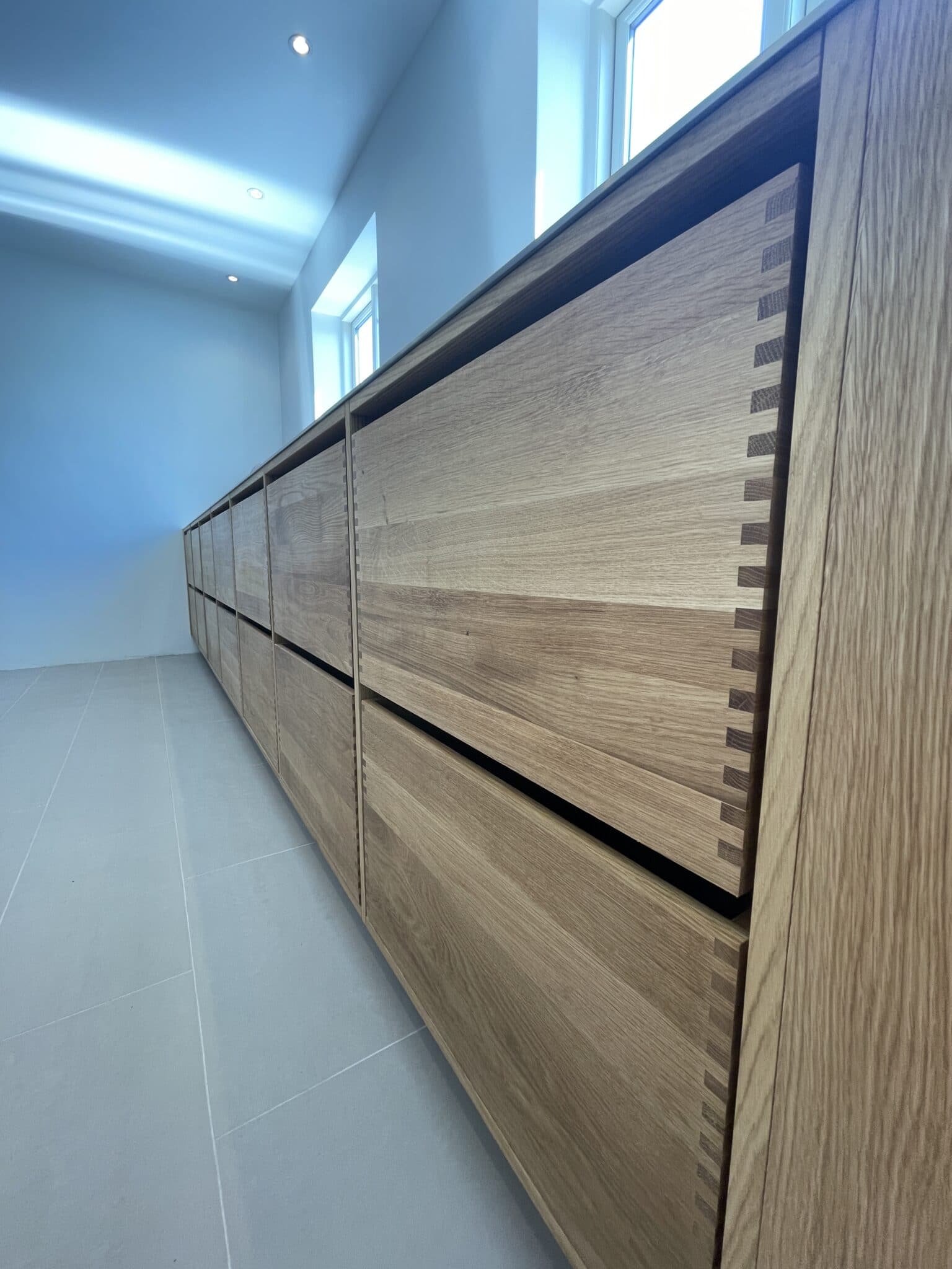 Fingertappet køkken med massive træskuffer fra 75.000 kr.