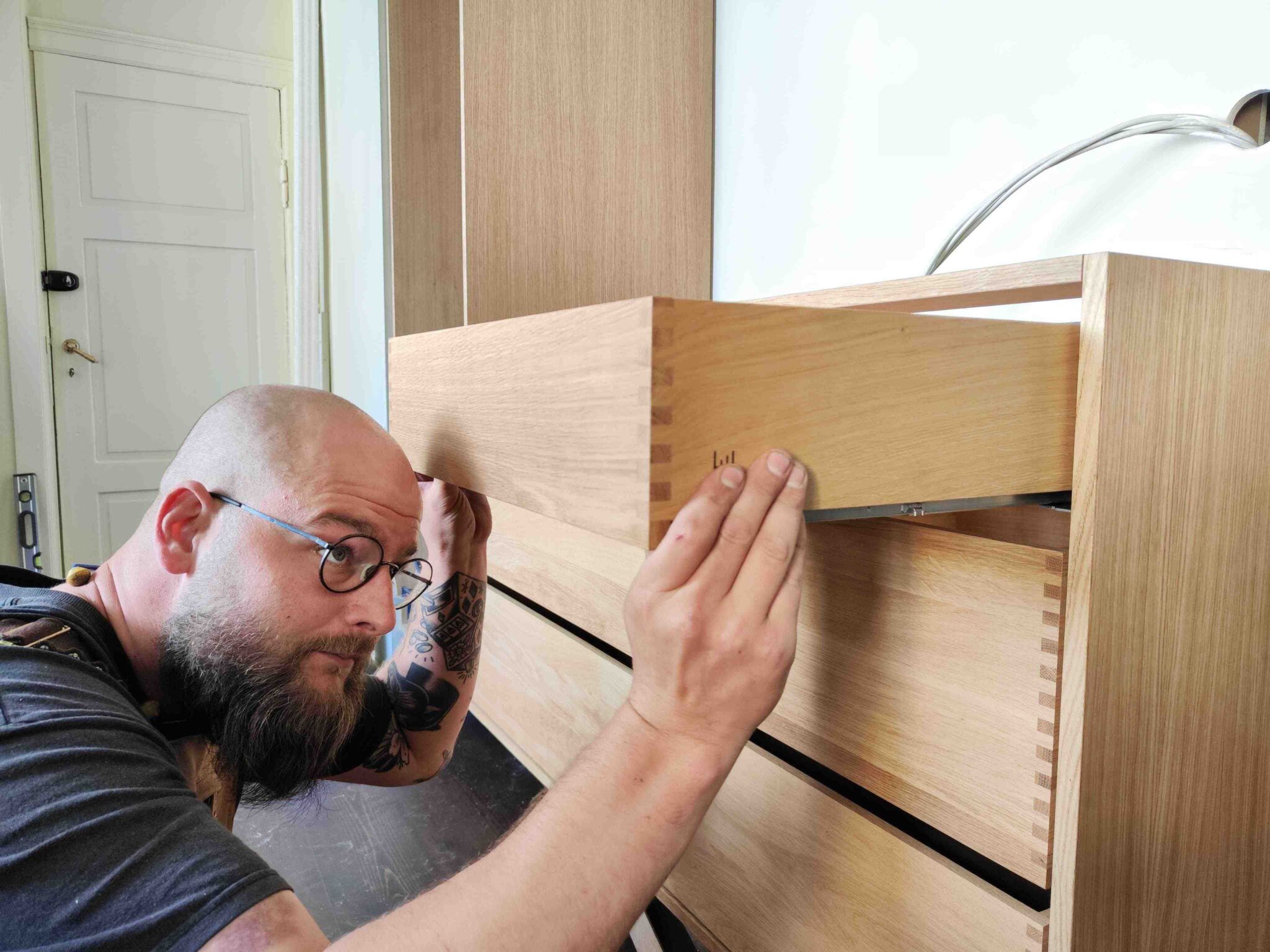 Fingertappet køkken med massive træskuffer fra 75.000 kr.