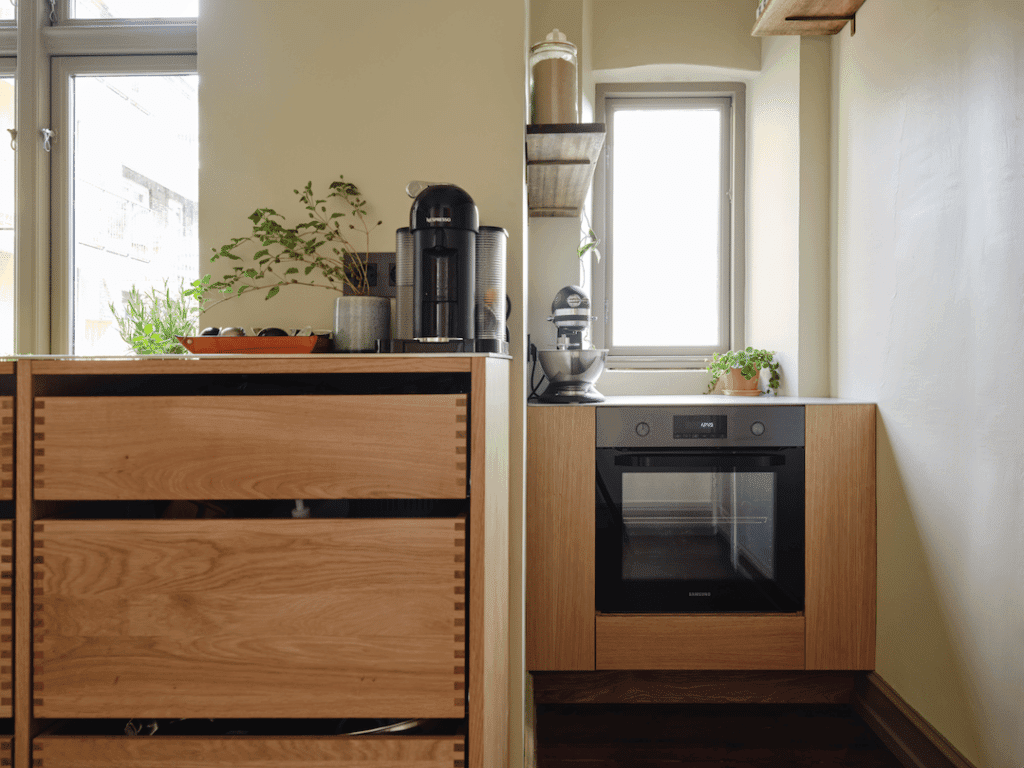 Fingertappet køkken med massive træskuffer fra 75.000 kr.